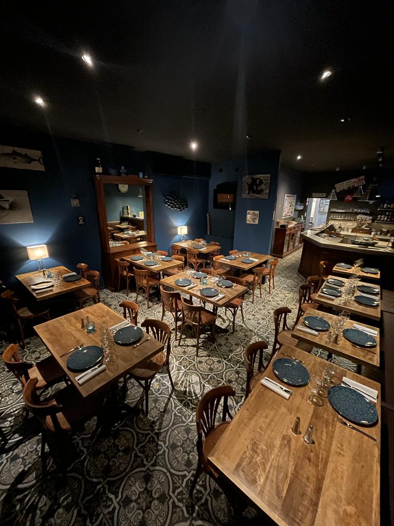 Le mobilier du restaurant La Barque Bleu en France a ete conçu par ...